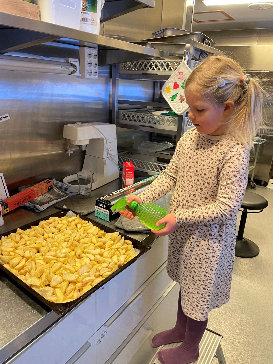 Små kokker elsker å hjelpe til med matlaging.